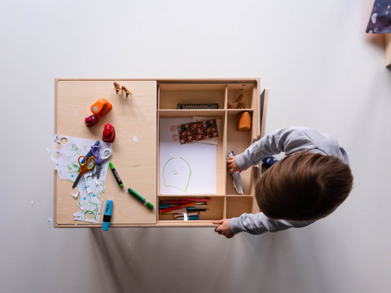 Kinderspieltisch TAFI | Entwicklungstisch aus Holz